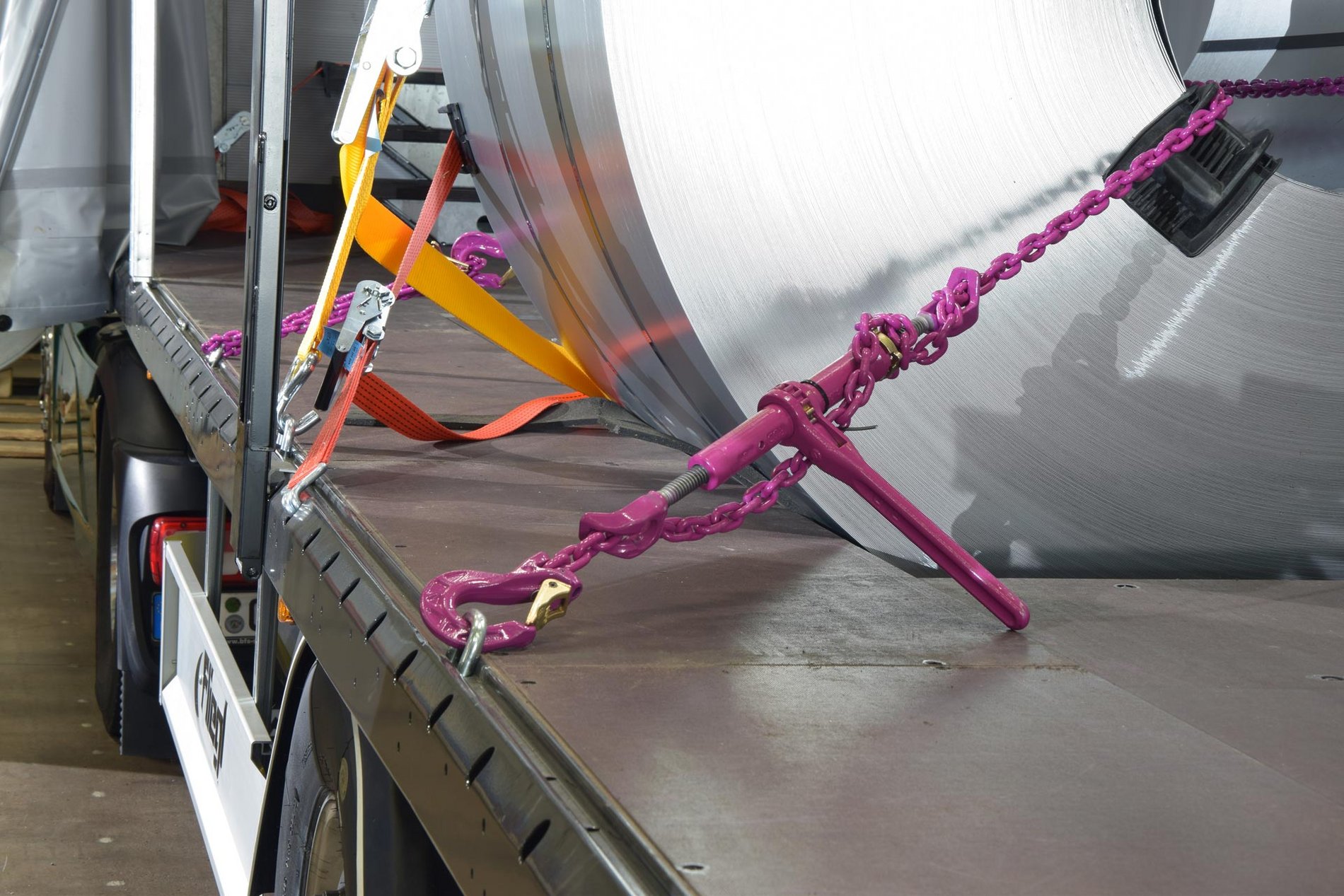 Coil lashing: Fliegl Trailer - tippers, truck trailers, chassis