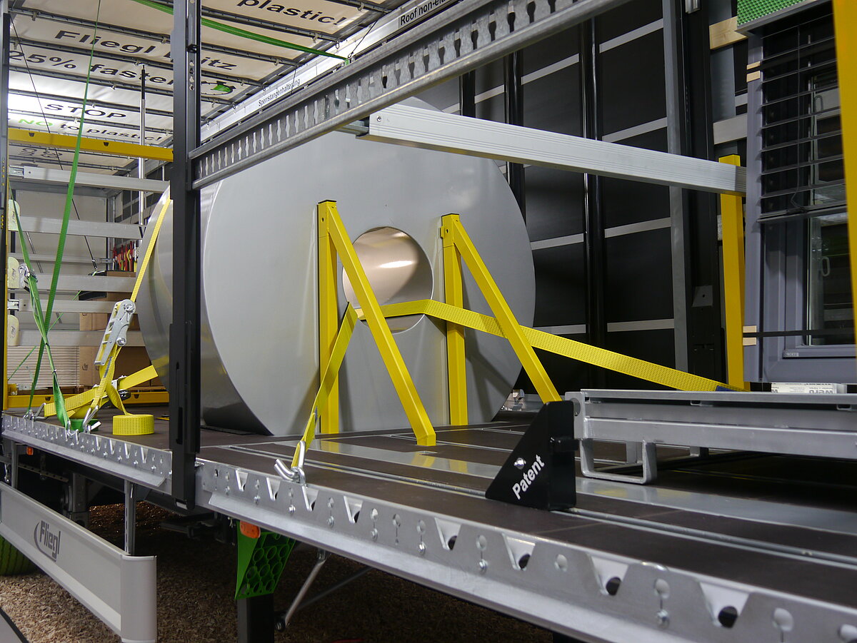 Fliegl impresses with its comprehensive range of load securing systems ...