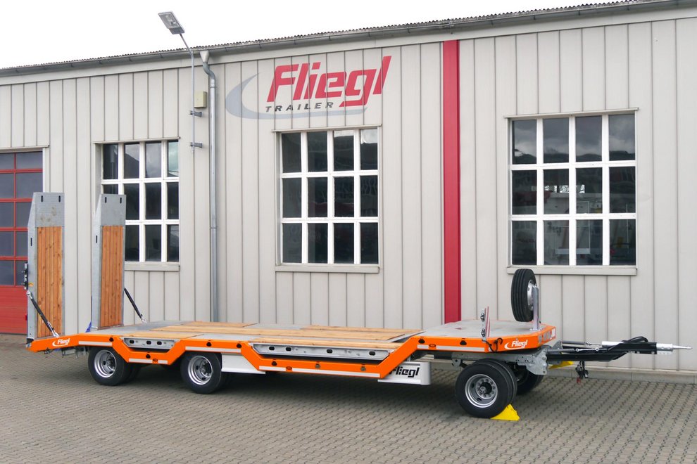 Tieflader und Satteltieflader von Fliegl: Fliegl Trailer - tippers ...
