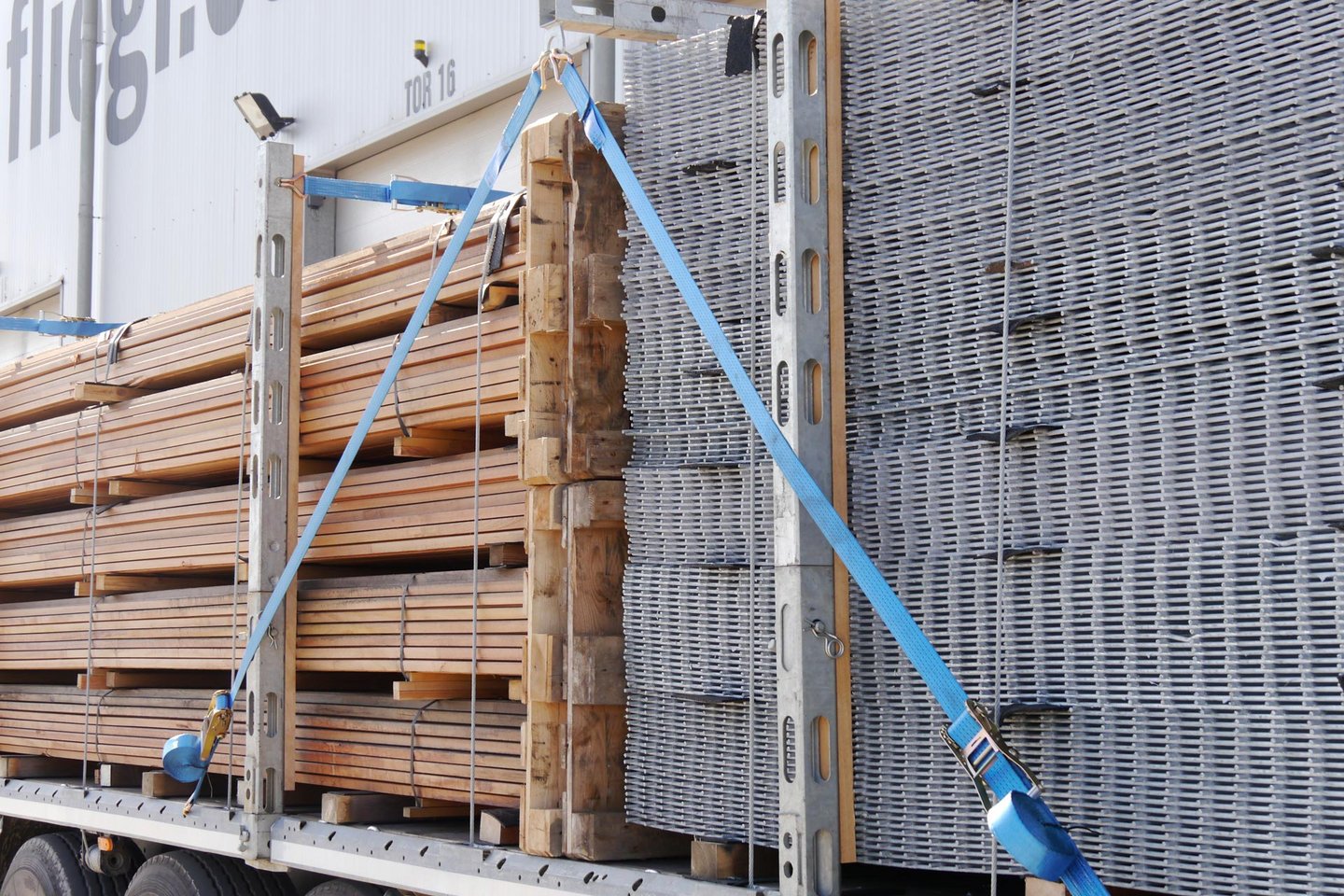 Vario stanchion system: Fliegl Trailer - tippers, truck trailers, chassis