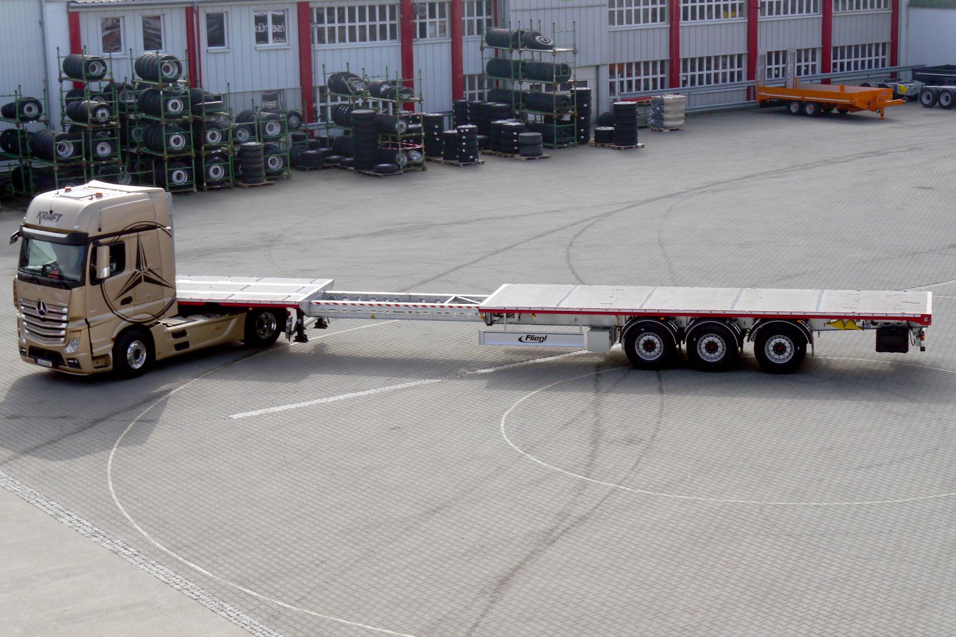 Telesattel von Fliegl Trailer: Fliegl Trailer - tippers, truck trailers ...