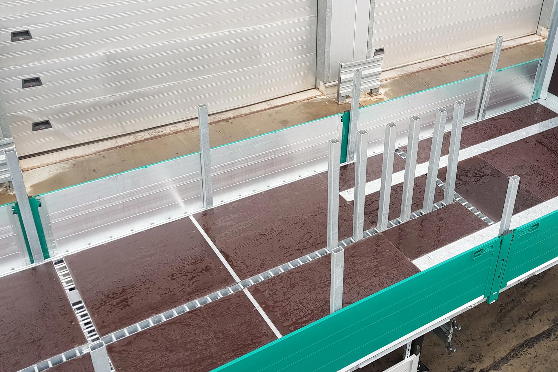 Stanchion pockets, lashing strips and perforated strips: Fliegl Trailer ...