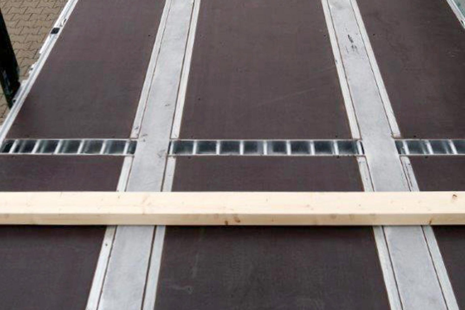 Stanchion pockets, lashing strips and perforated strips: Fliegl Trailer ...