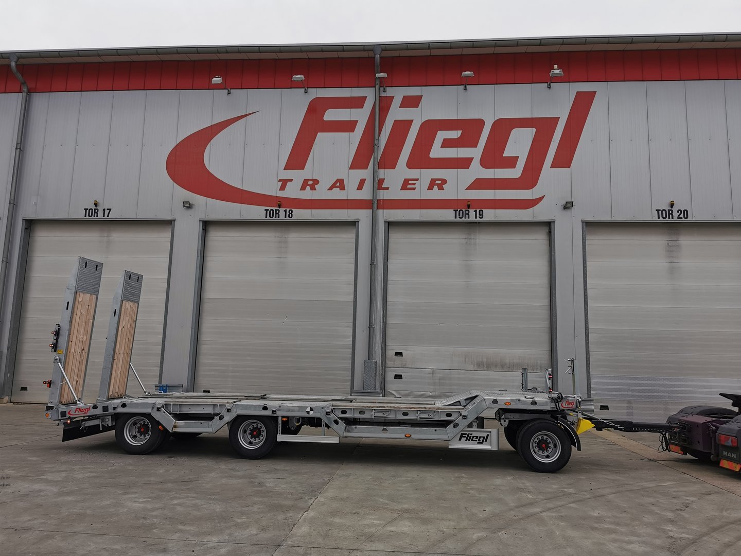 Vehicle exchange: Fliegl Trailer - tippers, truck trailers, chassis